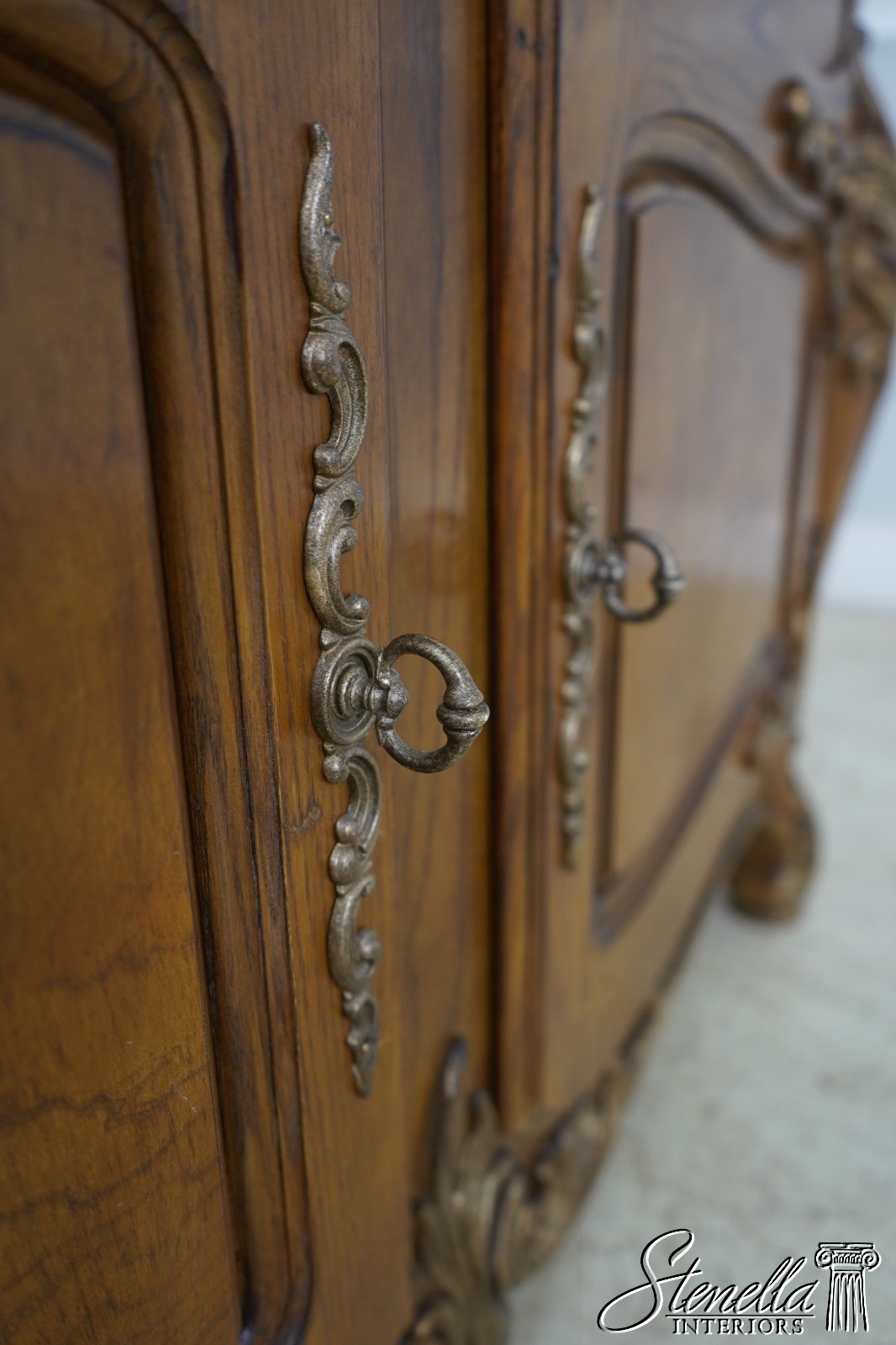 61732EC: HENREDON Large Visage Collection Bedroom Armoire, Stenella ...